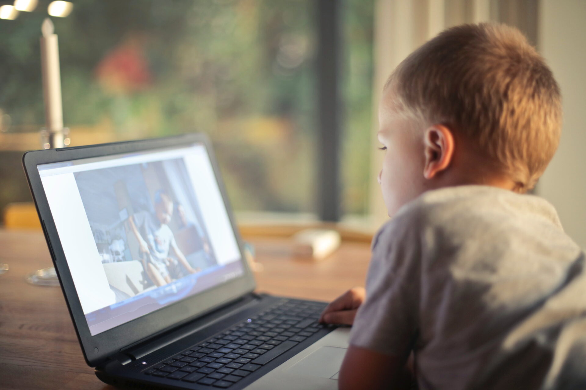 Accro aux écrans : parents et enfants, même combat ? | Maman de 4